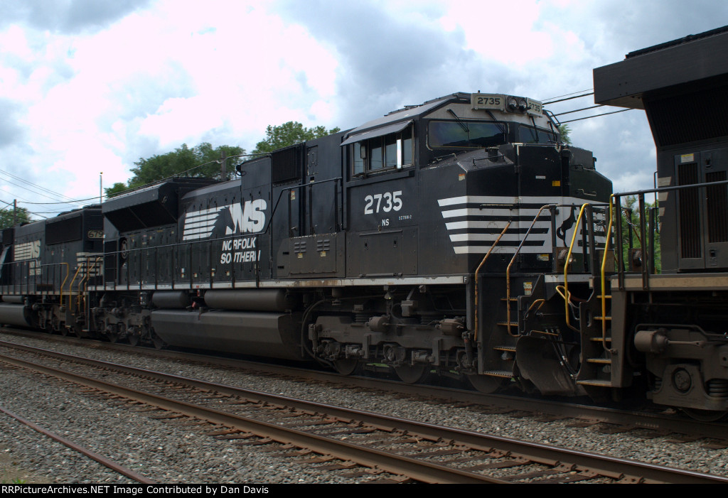 NS SD70M-2 2735 in the middle on 38G